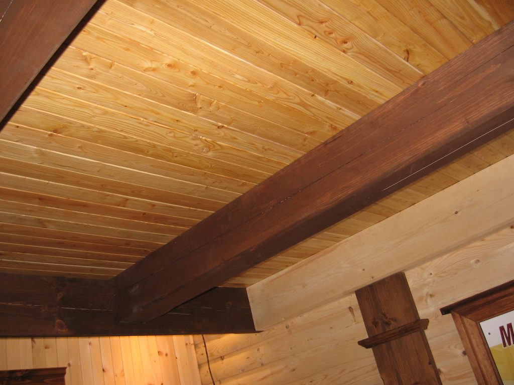 Plafond pin naturel et poutre fonce | Moulures SMDT